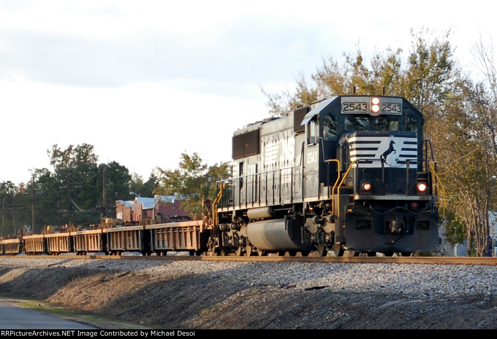 NS SD-70 #2543 leads an eastbound baretable next to Railroad Ave.